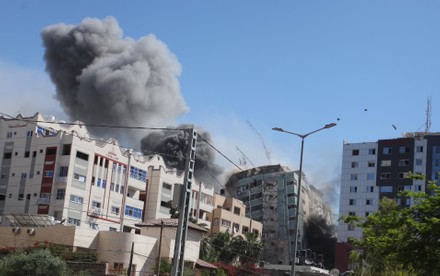 imágenes de Smoke rises after an Israeli airstrike hits Al-Jalaa tower ...