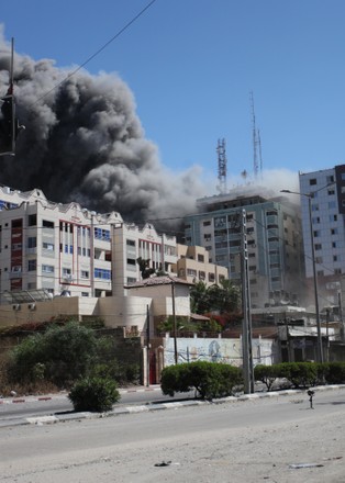 imágenes de Smoke rises after an Israeli airstrike hits Al-Jalaa tower ...