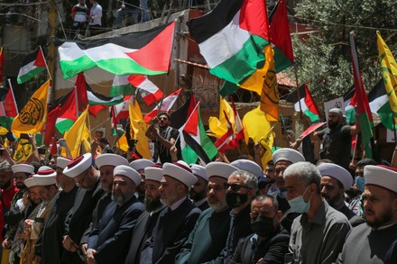Supporters of the Islamic Projects Association (Al-Ahbash) protest in ...
