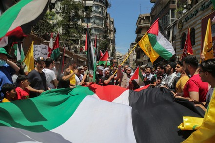 Supporters of the Islamic Projects Association (Al-Ahbash) protest in ...