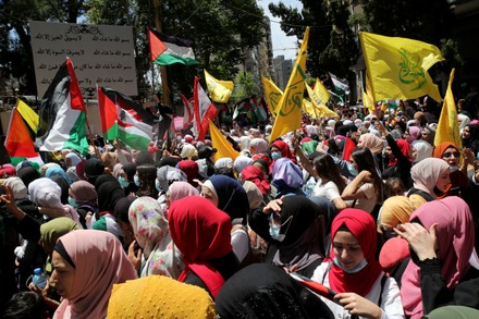 Supporters of the Islamic Projects Association (Al-Ahbash) protest in ...