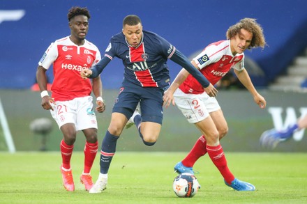 Psgs French Forward Kylian Mbappe Dribbling Redaktionelles Stockfoto ...
