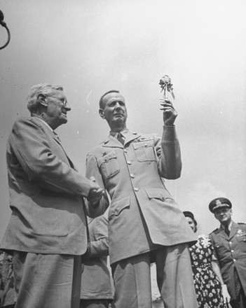 Guy Mason Presenting Key City Jonathan Editorial Stock Photo - Stock ...