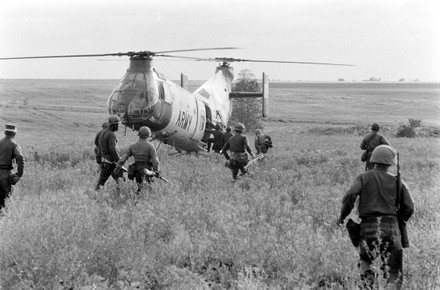 Soldiers Walking Towards Army Helicopter Fort Editorial Stock Photo ...