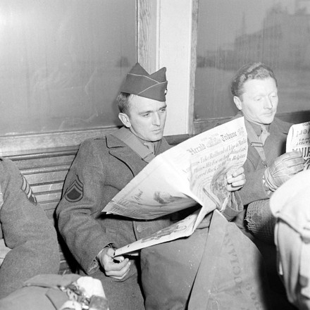 45 Soldier reading newspaper Stock Pictures, Editorial Images and Stock ...