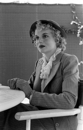 AMERICAN ACTRESS MARIE WILSON SWIMMING POOL Editorial Stock Photo ...
