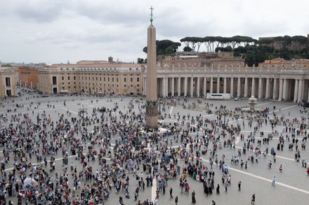 Pope Francis Waves Window Apostolic Palace Editorial Stock Photo ...