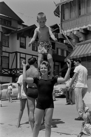 April Atkins Climbing On Rope Muscle Redaktionelles Stockfoto ...