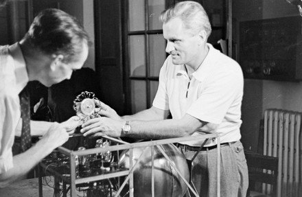 13 Arthur holly compton Stock Pictures, Editorial Images and Stock ...