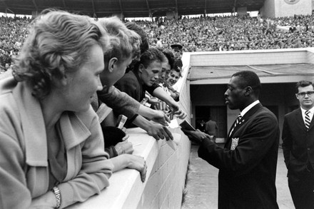 United States Athlete Signing Autograph During Editorial Stock Photo ...