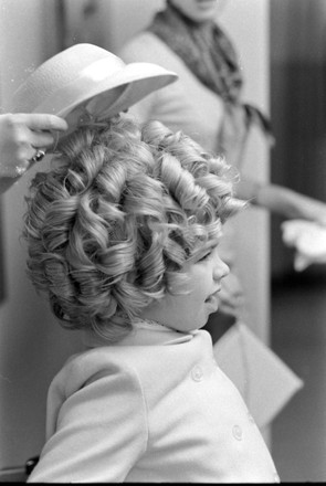 Child Actress Bayn Johnson Preparing Makeover Editorial Stock Photo ...
