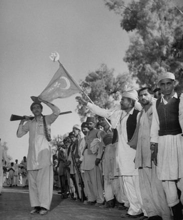 December 1947 Armed Pathan Tribesmen Waiting - Foto de stock de ...