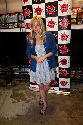 Lissie 'Catching A Tiger' performance and album signing at FOPP Covent ...