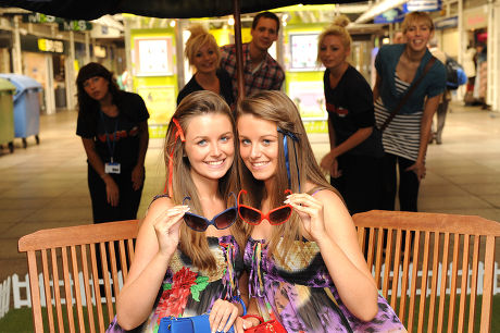 Ruby Pearl Day Some Passing Builders Redaktionelles Stockfoto ...