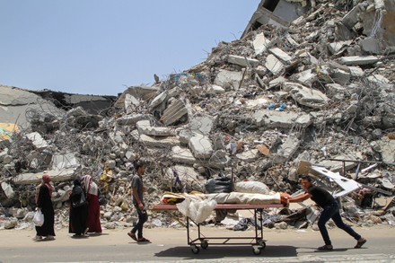 Palestinian Worker Removes Rubble Building Destroyed Editorial Stock ...