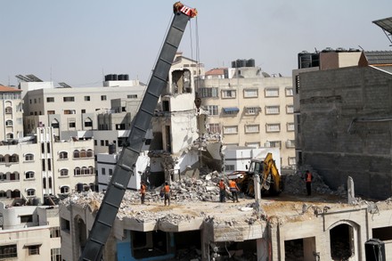 Palestinian Workers Remove Rubble Building Destroyed Editorial Stock ...
