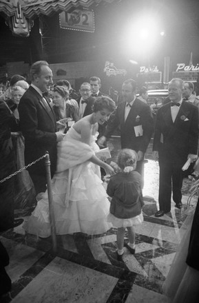 Actress Elizabeth Taylor Bending Down Sign Editorial Stock Photo ...