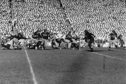 Halfback Frank Gifford 3l Foreground Beginning Editorial Stock Photo ...
