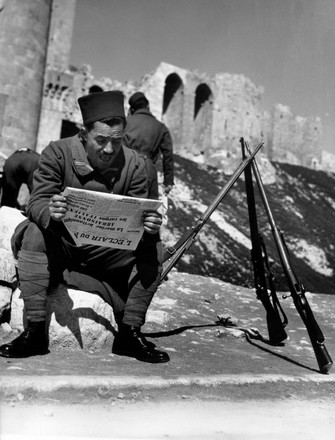 45 Soldier reading newspaper Stock Pictures, Editorial Images and Stock ...