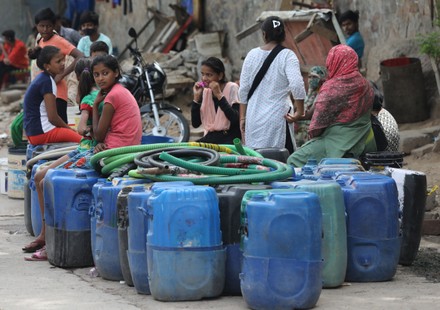 PEOPLE WAIT FILL CANISTERS CONTAINERS WATER Editorial Stock Photo ...