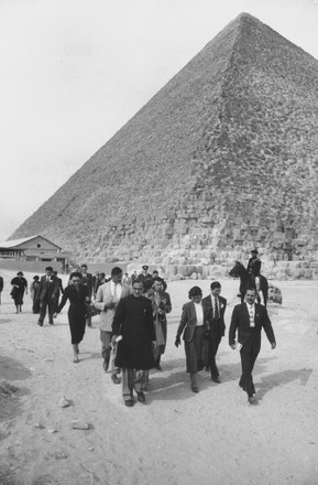 Group People Visiting Cheops Pyramids Editorial Stock Photo - Stock ...