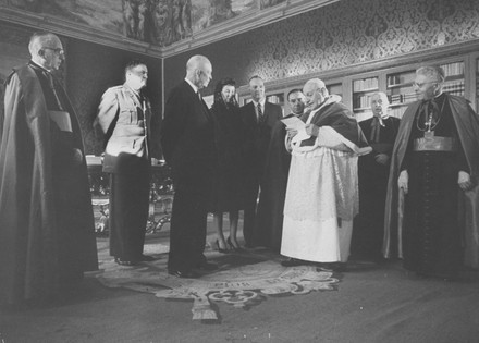 500 1950s pope Stock Pictures, Editorial Images and Stock Photos ...