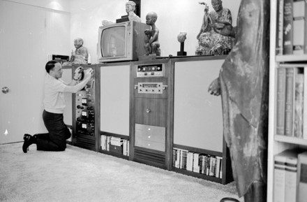 Singer Frank Sinatra Adjusting His Hifi Redaktionelles Stockfoto ...