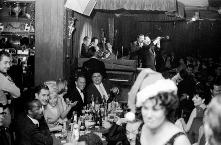 Singer Frank Sinatra Sitting His Bodyguard - Foto de stock de contenido ...
