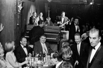 Singer Frank Sinatra Sitting His Bodyguard - Foto de stock de contenido ...