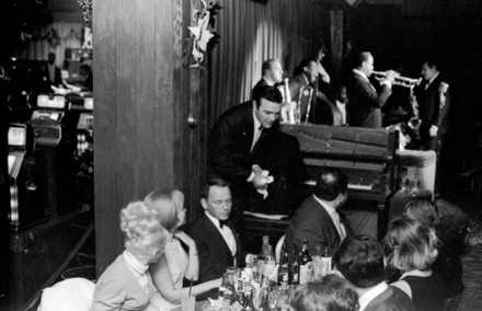 Singer Frank Sinatra Sitting His Bodyguard - Foto de stock de contenido ...