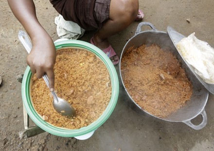 Woman Prepares Liberian Jollof Rice Mount Foto de stock de contenido ...