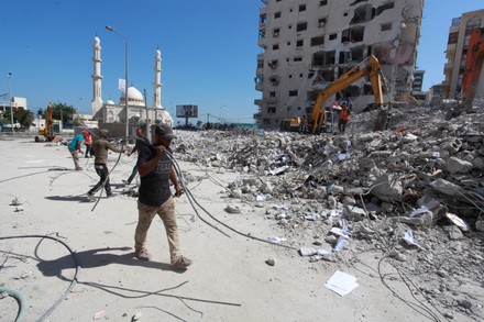 Egyptian Bulldozers Palestinian Workers Remove Rubbles Editorial Stock ...