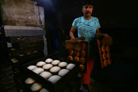 Pakistani laborer bake bread in Karachi, Pakistan - 30 Jun 2021 Stock ...