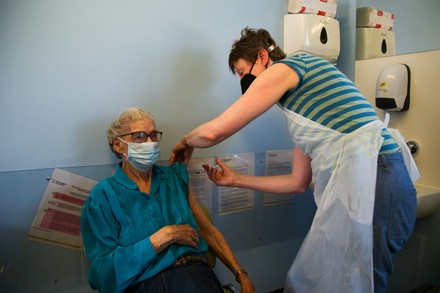 Vaccinator Claire Needham Administers Pfizer Covid19 Editorial Stock ...