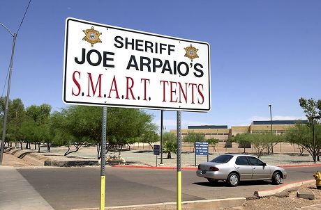 Chain gang prisoners at Sheriff Joe Arpaio's Maricopa County Jail ...