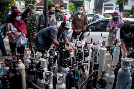 People Queue Refill Their Oxygen Tubes Editorial Stock Photo - Stock ...