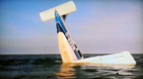 Pilot films sinking plane after being forced to ditch into the sea ...