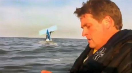 Pilot films sinking plane after being forced to ditch into the sea ...