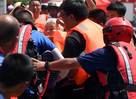 Rescuers Help Evacuate Stranded People Waterlogged Editorial Stock ...