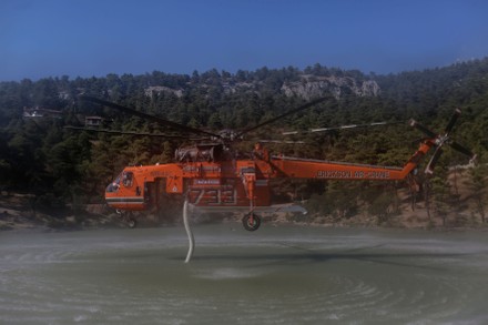 Sikorsky S64 Skycrane Firefighting Plane Approaches Editorial Stock ...