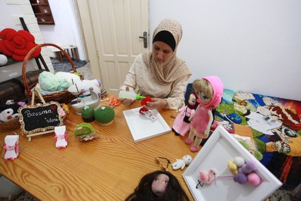 Palestinian Basma Mahmoud 33 Makes Dolls Editorial Stock Photo - Stock ...