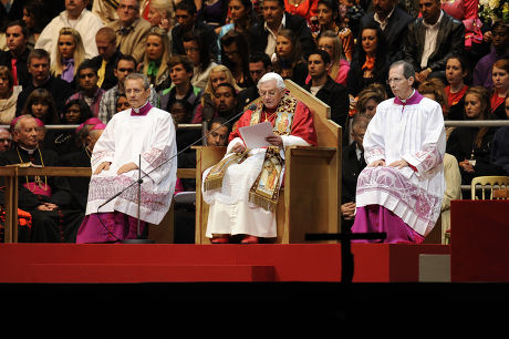 Pope Benedict Xvi During Papal Prayer Editorial Stock Photo - Stock ...