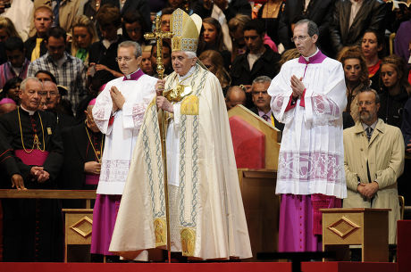 Pope Benedict Xvi During Papal Prayer Editorial Stock Photo - Stock ...