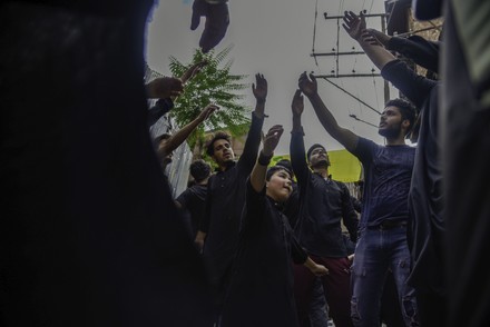 Kashmiri Shia Muslims Beat Their Chests Editorial Stock Photo - Stock ...