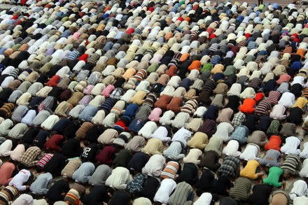 Iraqi Pilgrims Pray Shrine Imam Musa Editorial Stock Photo - Stock ...