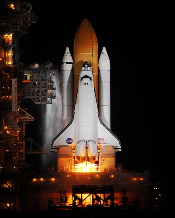 Nasas Space Shuttle Discovery Launches Launch Editorial Stock Photo ...