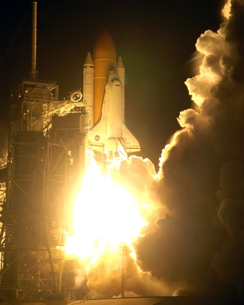 Nasas Space Shuttle Discovery Launches Launch Editorial Stock Photo ...