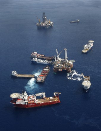 Work Boats Surround One Rigs Drilling Editorial Stock Photo - Stock ...