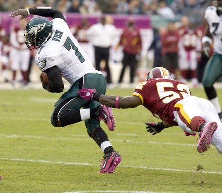 Philadelphia Eagles Quarterback Michael Vick Dodges Editorial Stock ...