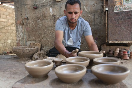 Palestinian Pottery Worker Makes Earthenware Vases Editorial Stock ...